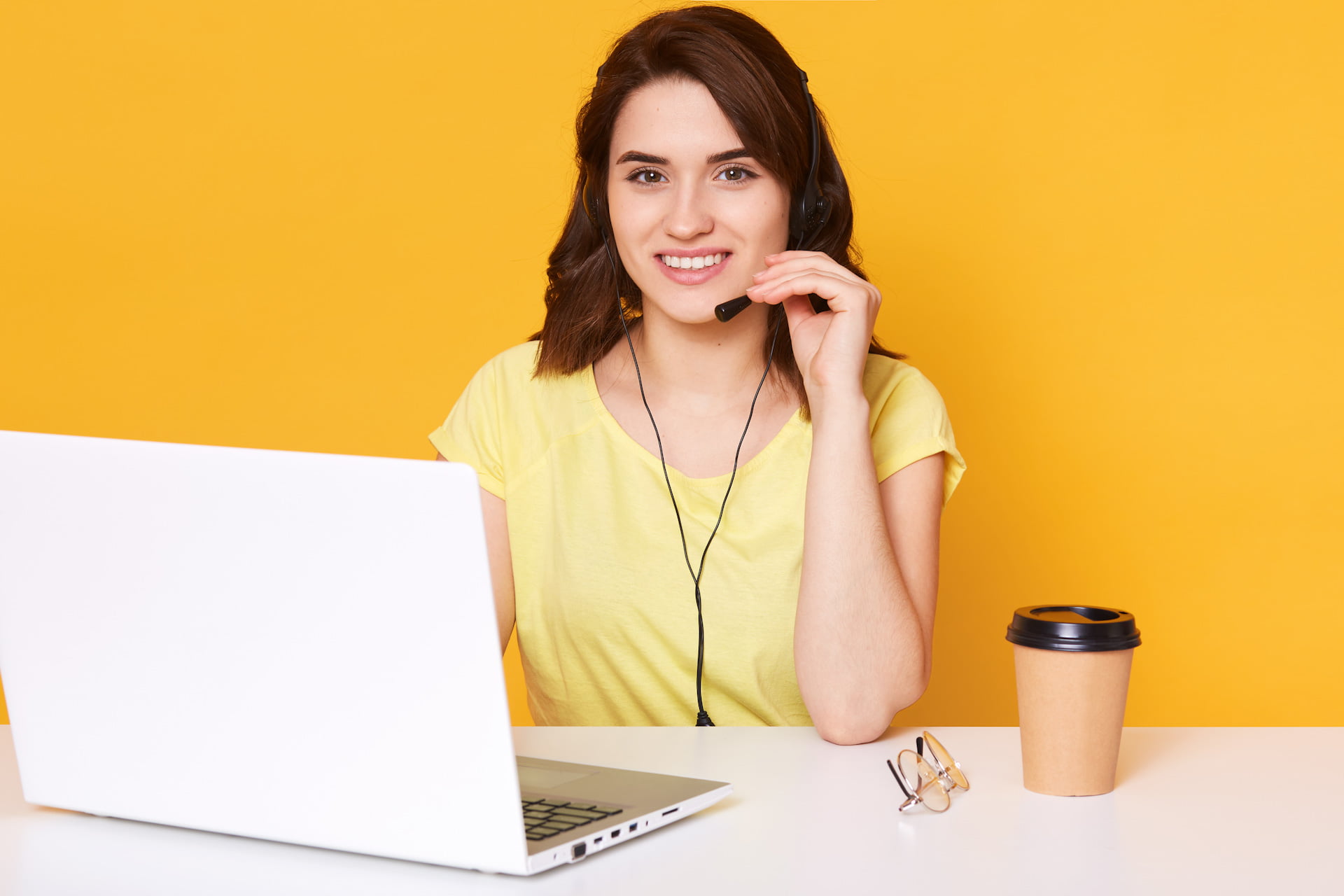 Should Junior Employees Start from Remote Work? | Traqq Blog