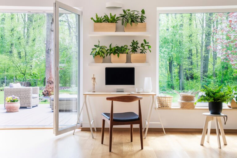 How To Set Up a Home Office for Remote Workers | Traqq Blog