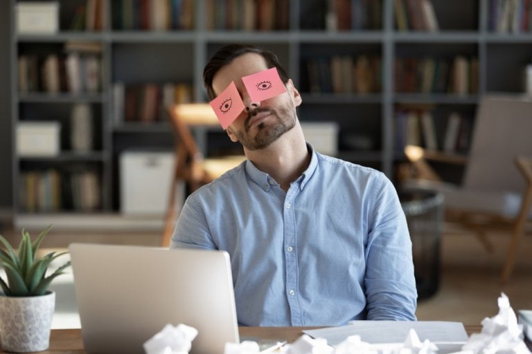 8 Tips on How to Deal with a Lazy Coworker | Traqq Blog